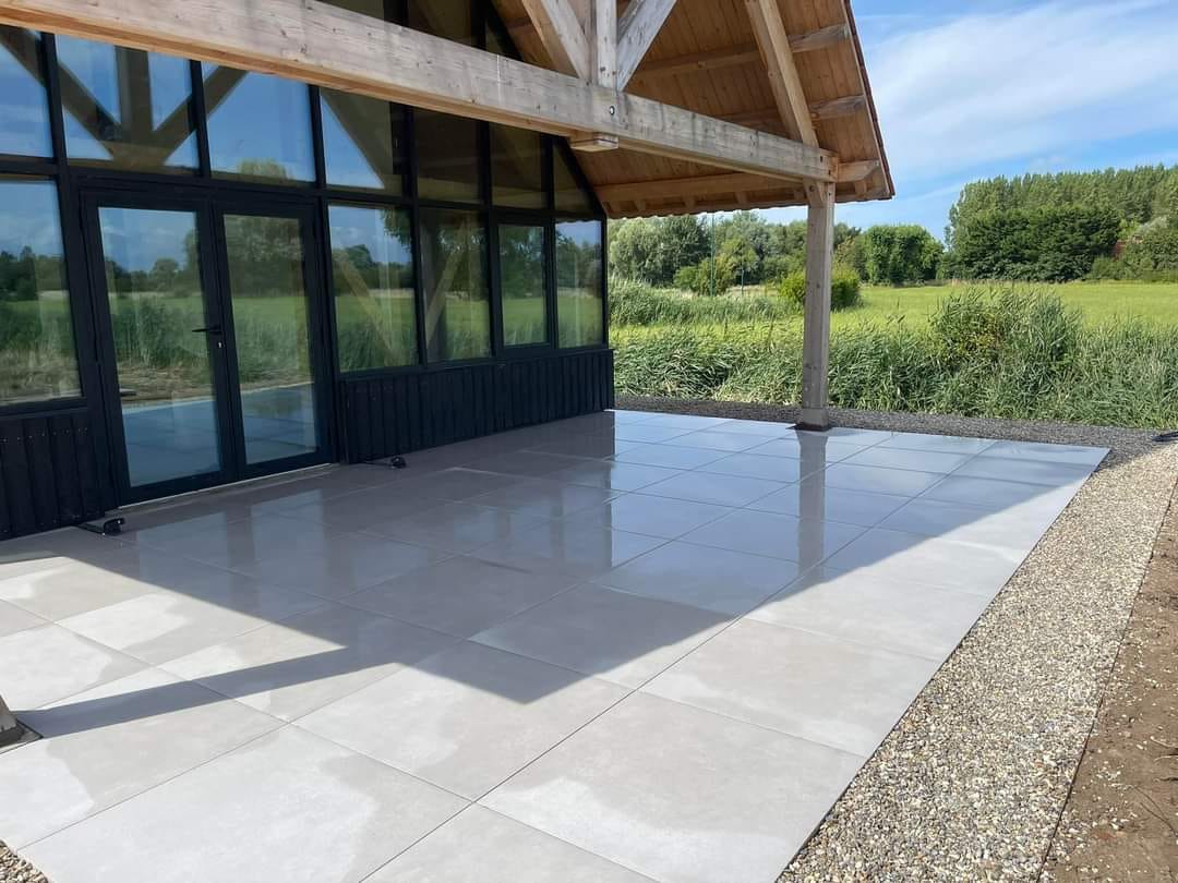 Focus sur la création d'une terrasse en dalle sur plots ! | BigMat