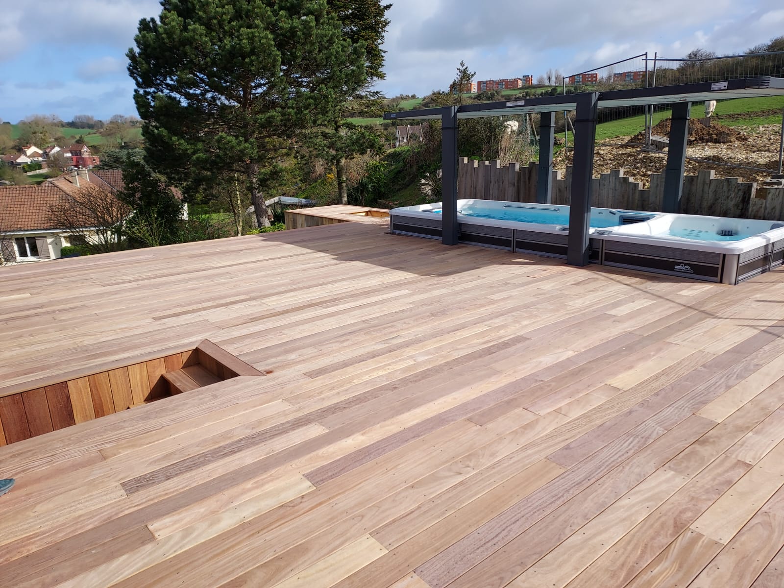 Zoom sur ce garde-corps "Caraibes" et cette terrasse en Cumaru | BigMat