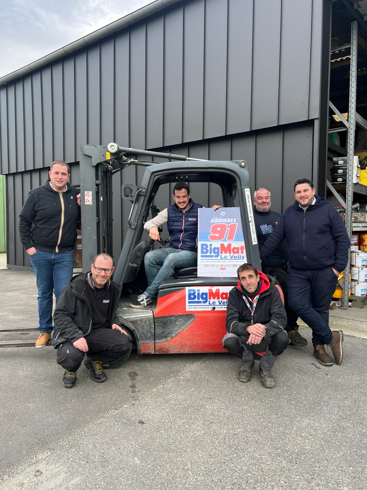 Toute l'équipe de BigMat Le Velly est remplie de fierté en célébrant la ...