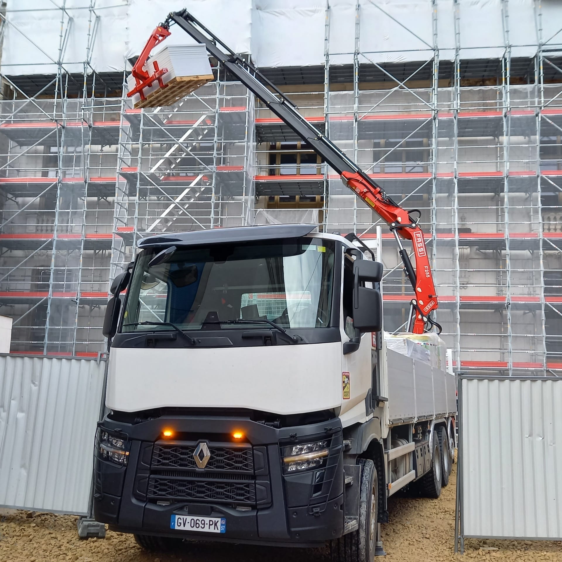 Nouveau camion équipé d'une grue de pointe ! | BigMat