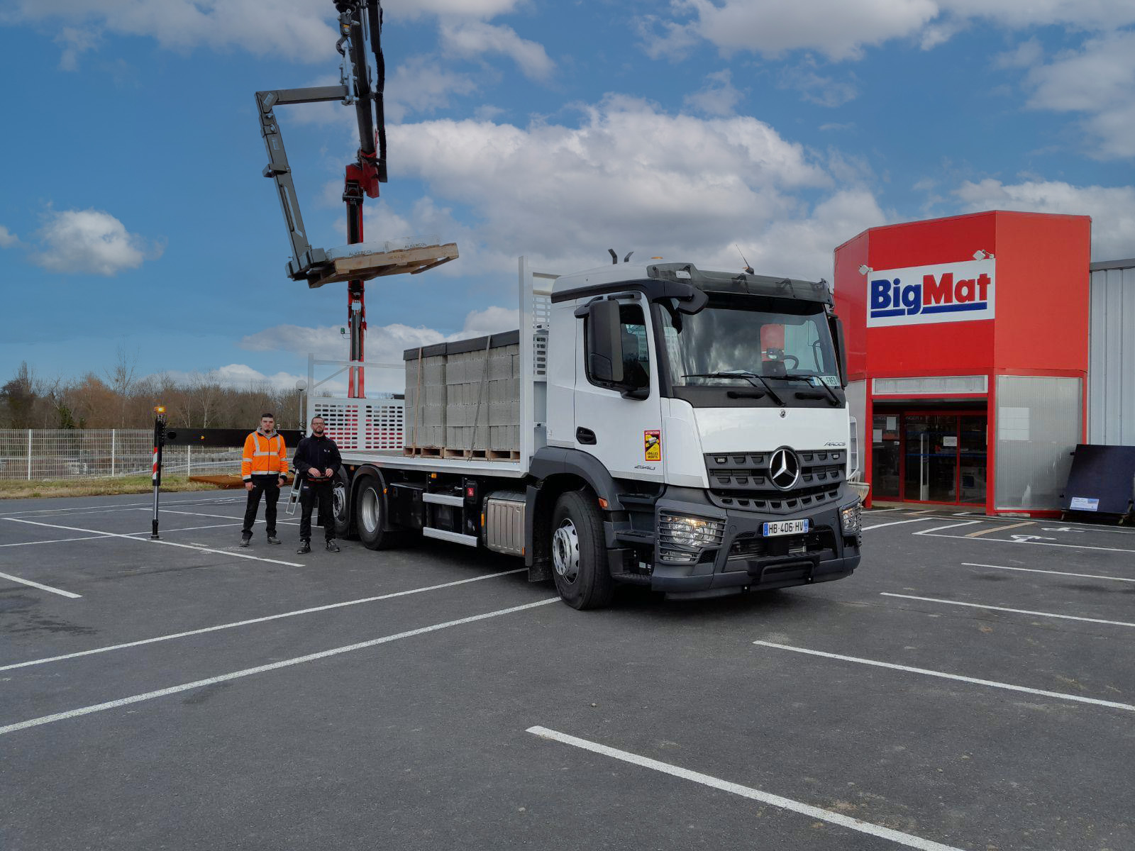 Nouveau camion en action chez BigMat Auvergne Matériaux à Maringues ...